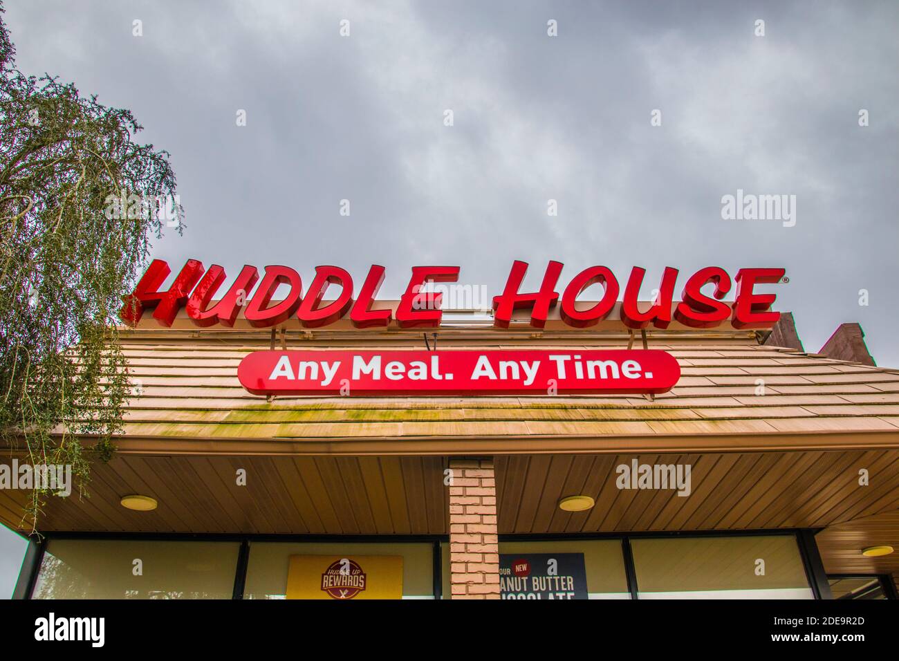 Augusta, Ga USA - 11 29 20: Huddle House Restaurant closed building ...