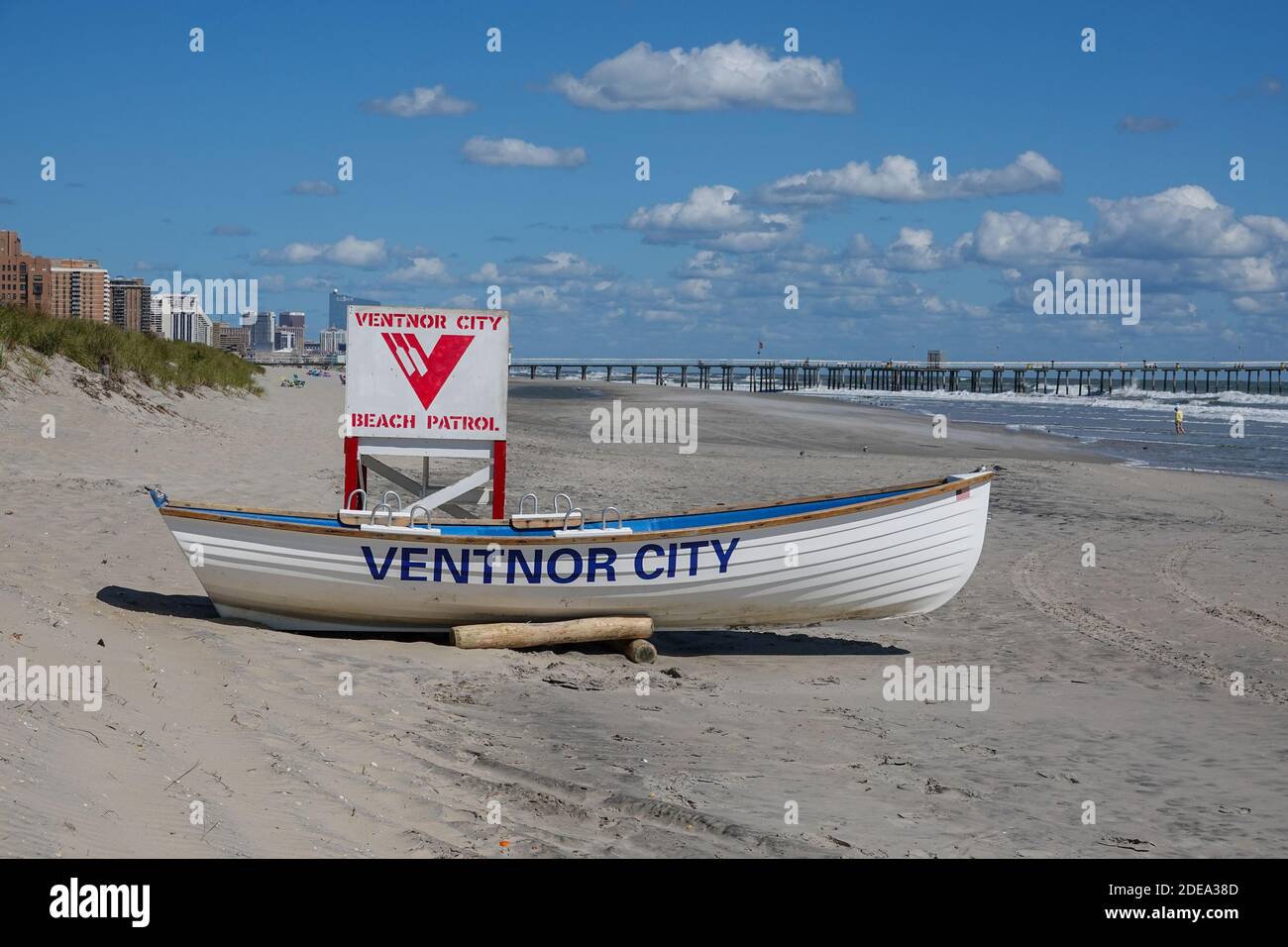 White lifeguard stand hi-res stock photography and images - Alamy