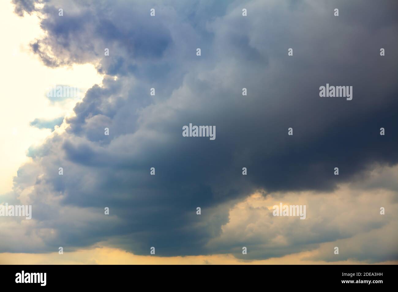 Nimbostratus cumulus hi-res stock photography and images - Alamy