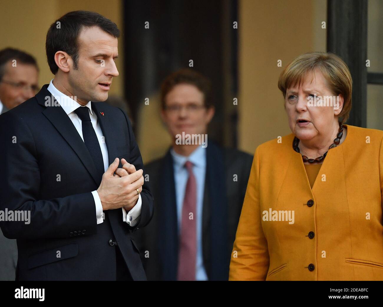 French President Emmanuel Macron (L) accompagnies German Chancellor ...