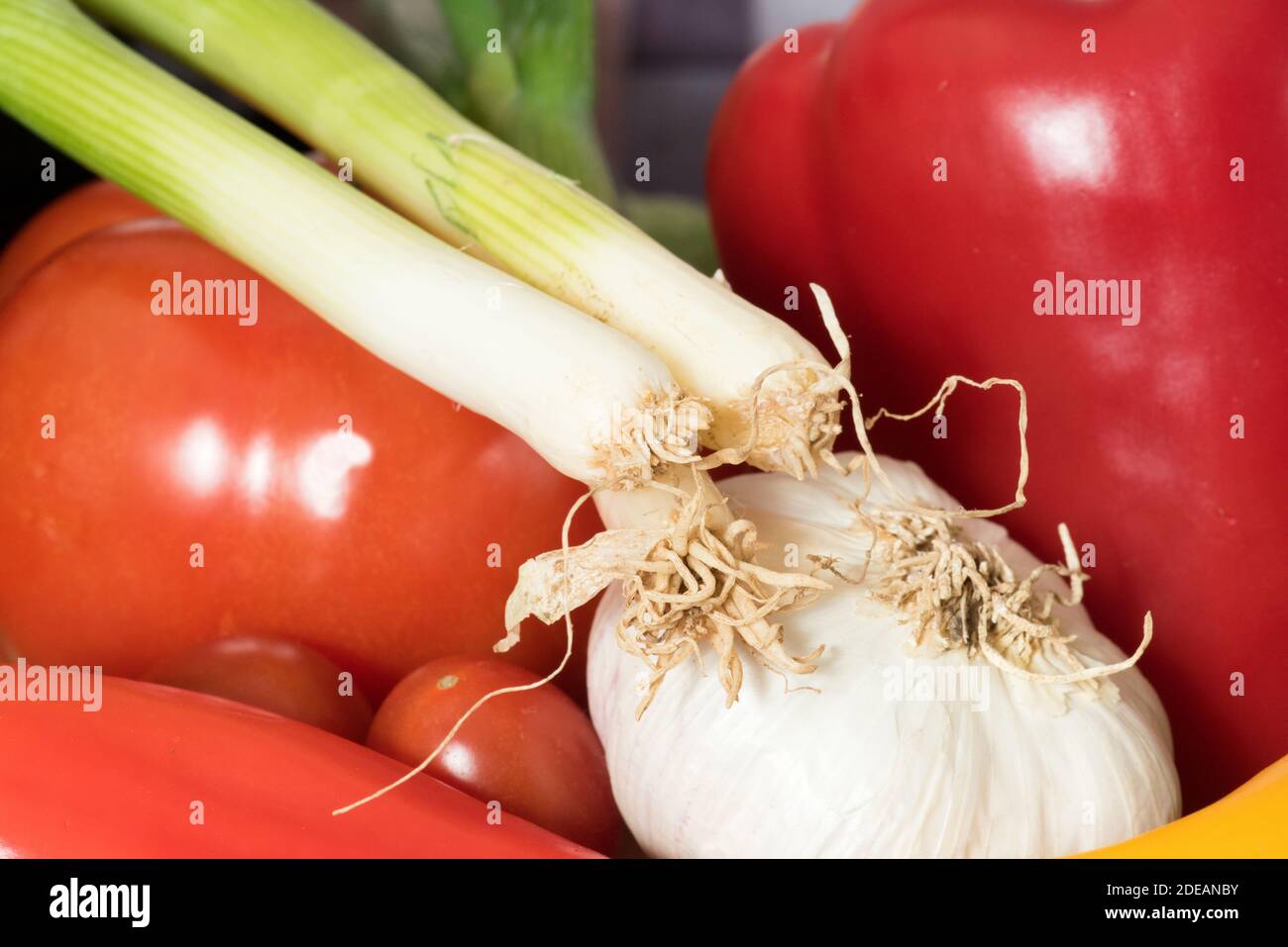 Spring onion, tomatoes and garlic Stock Photo - Alamy
