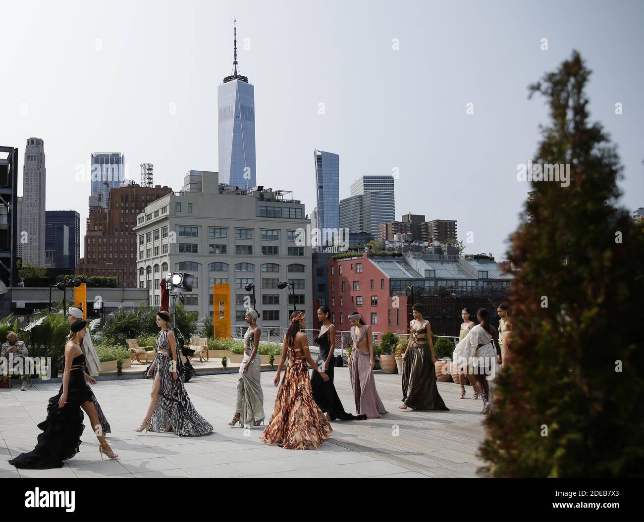 New york rooftop september models hi-res stock photography and images ...