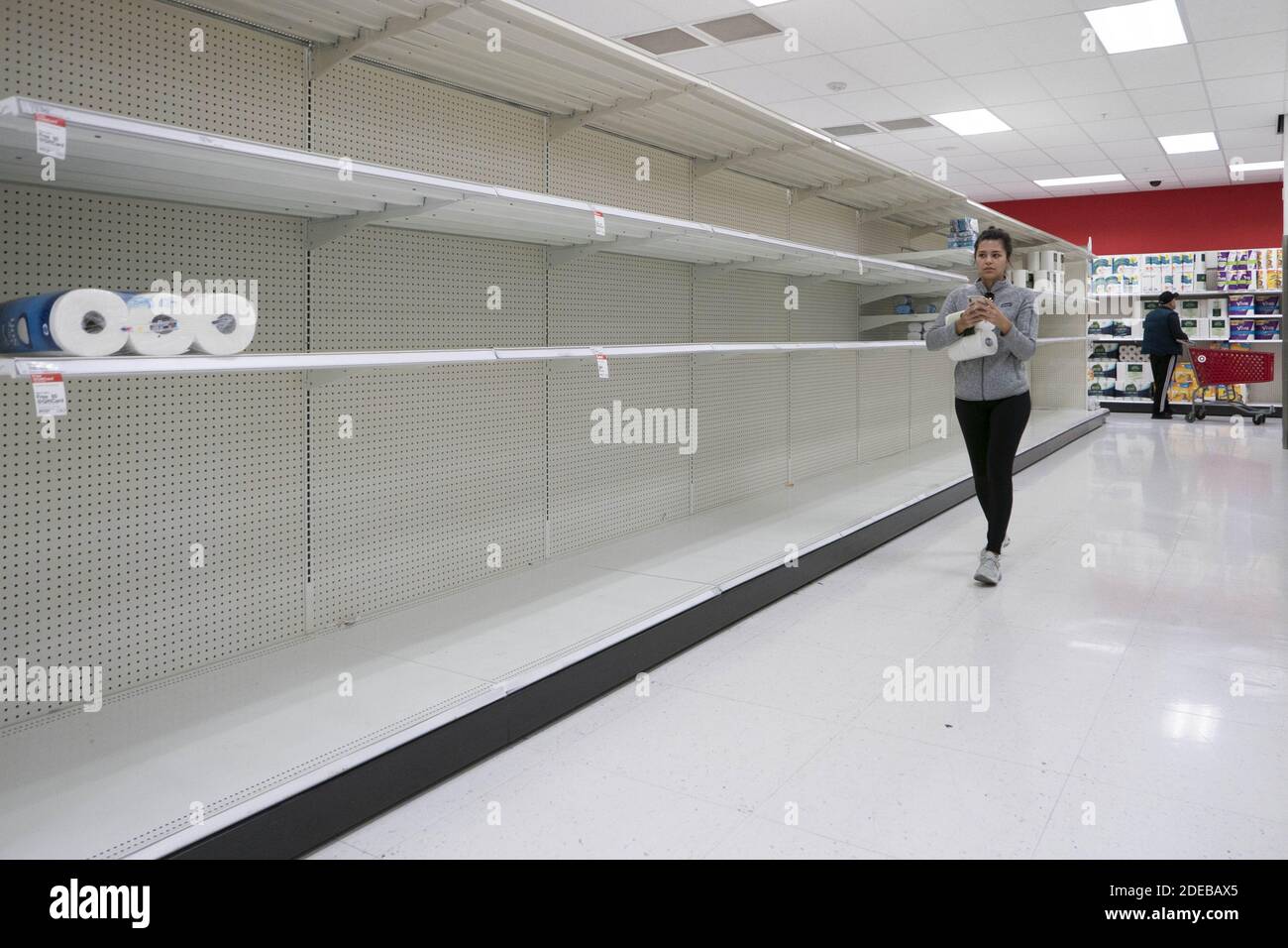 Empty toilet paper isle hi-res stock photography and images - Alamy