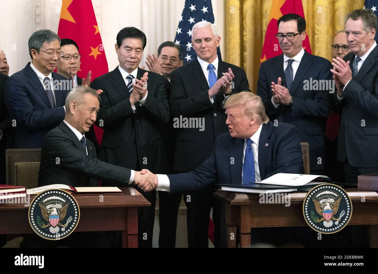 President Donald Trump (R) shakes hands with Chinese Vice Premier Liu ...