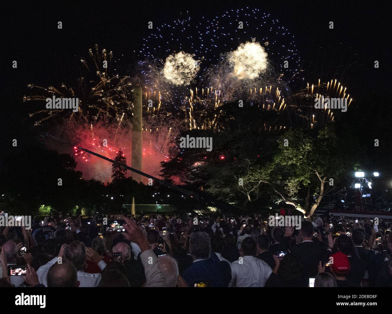 Fireworks explode over white house hi-res stock photography and images ...