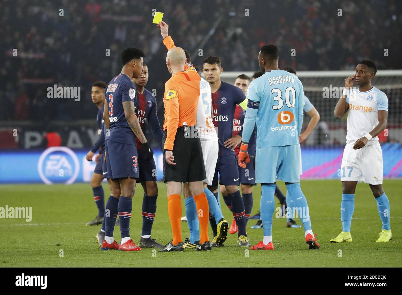 Parc des princes fight hi-res stock photography and images - Alamy