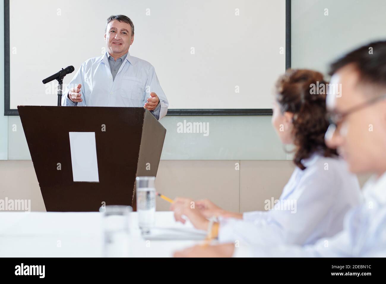 Speaking multi ethnic hi-res stock photography and images - Alamy