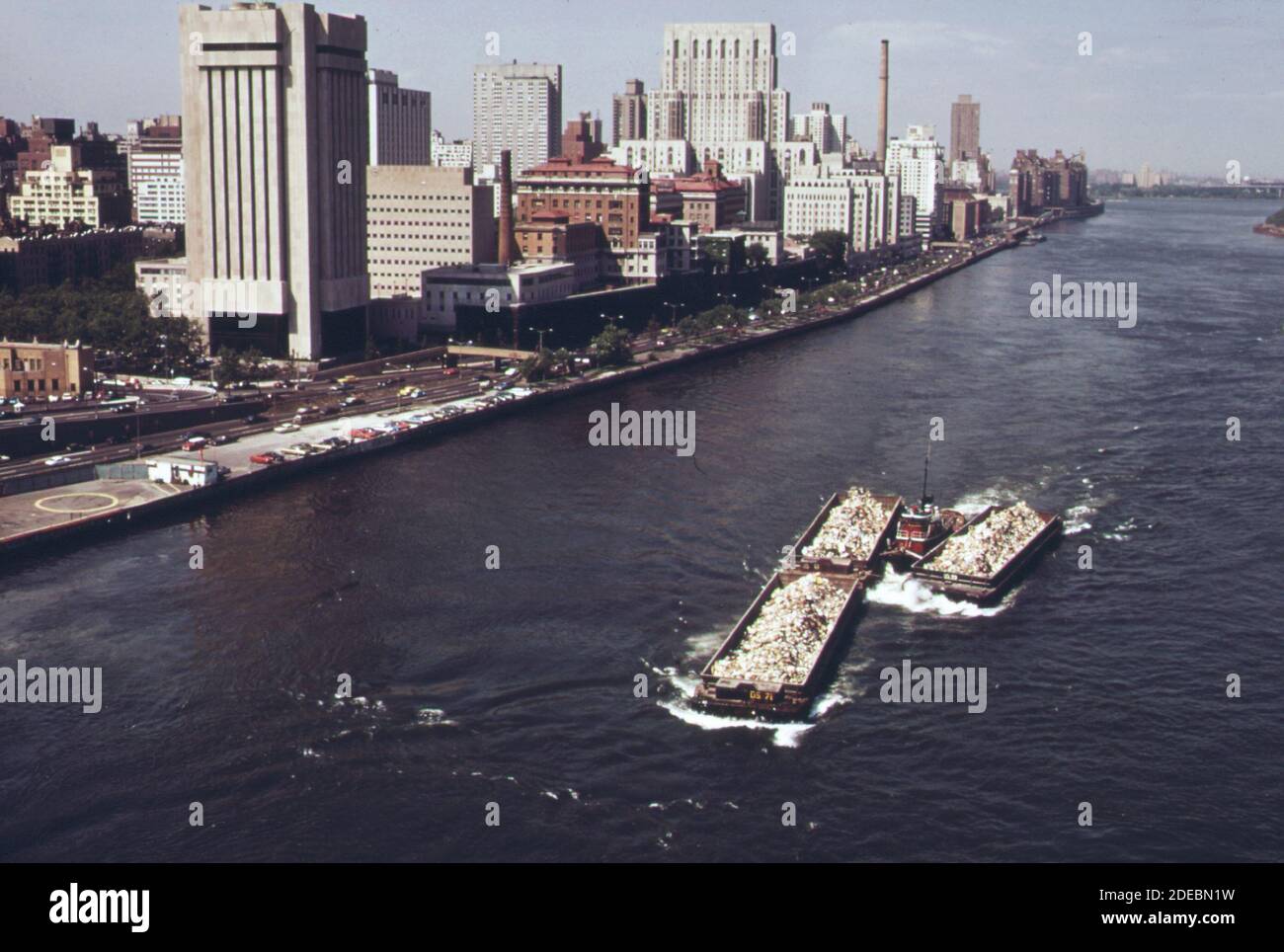 Garbage barge new york city hi-res stock photography and images - Alamy