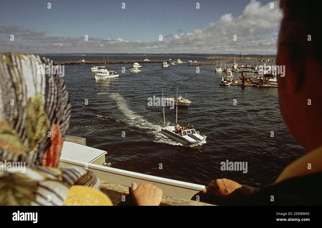 People watching boats leaving the dock Stock Photo - Alamy