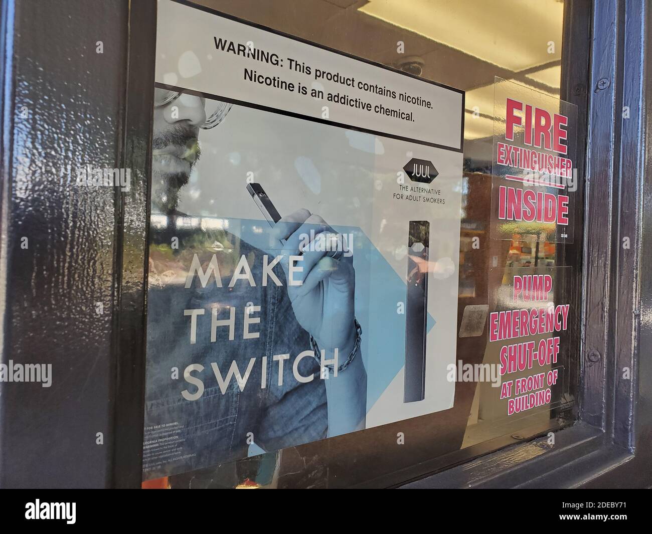 Juul advertisement hi-res stock photography and images - Alamy