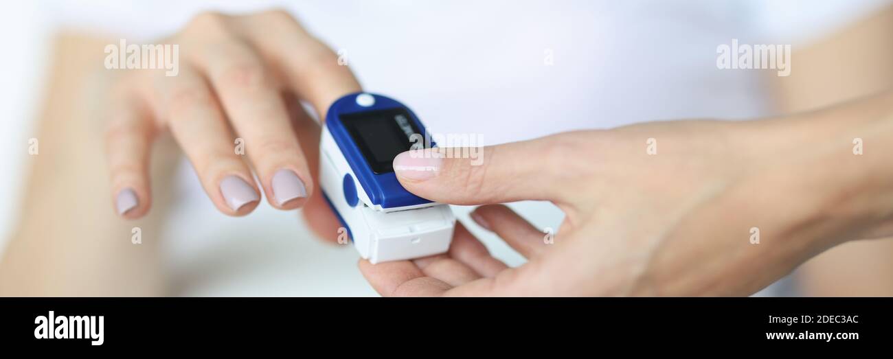 Doctor fixes heart rate monitor on finger Stock Photo - Alamy