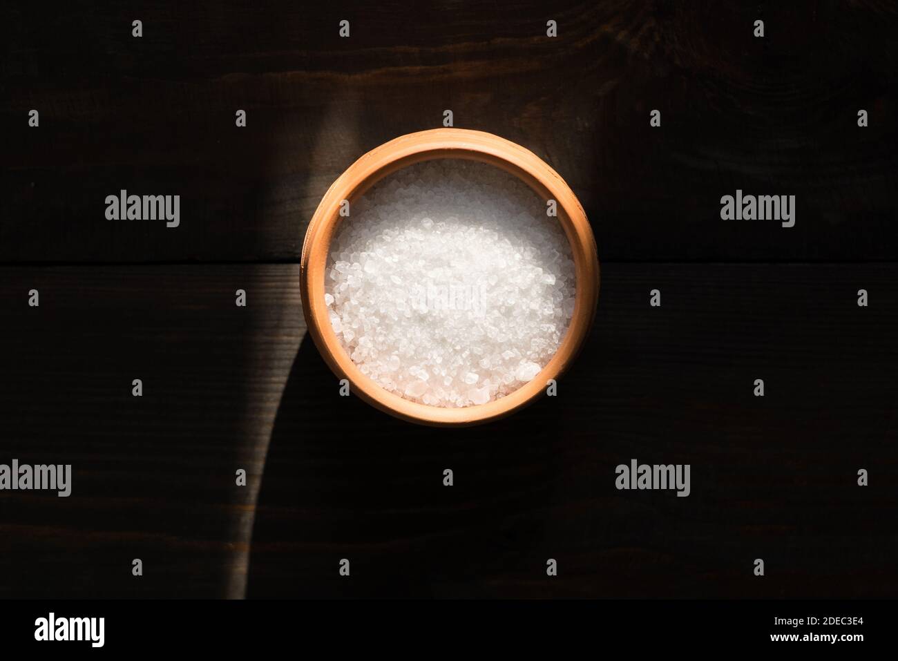 Crystals of white sea salt. Close up Stock Photo - Alamy