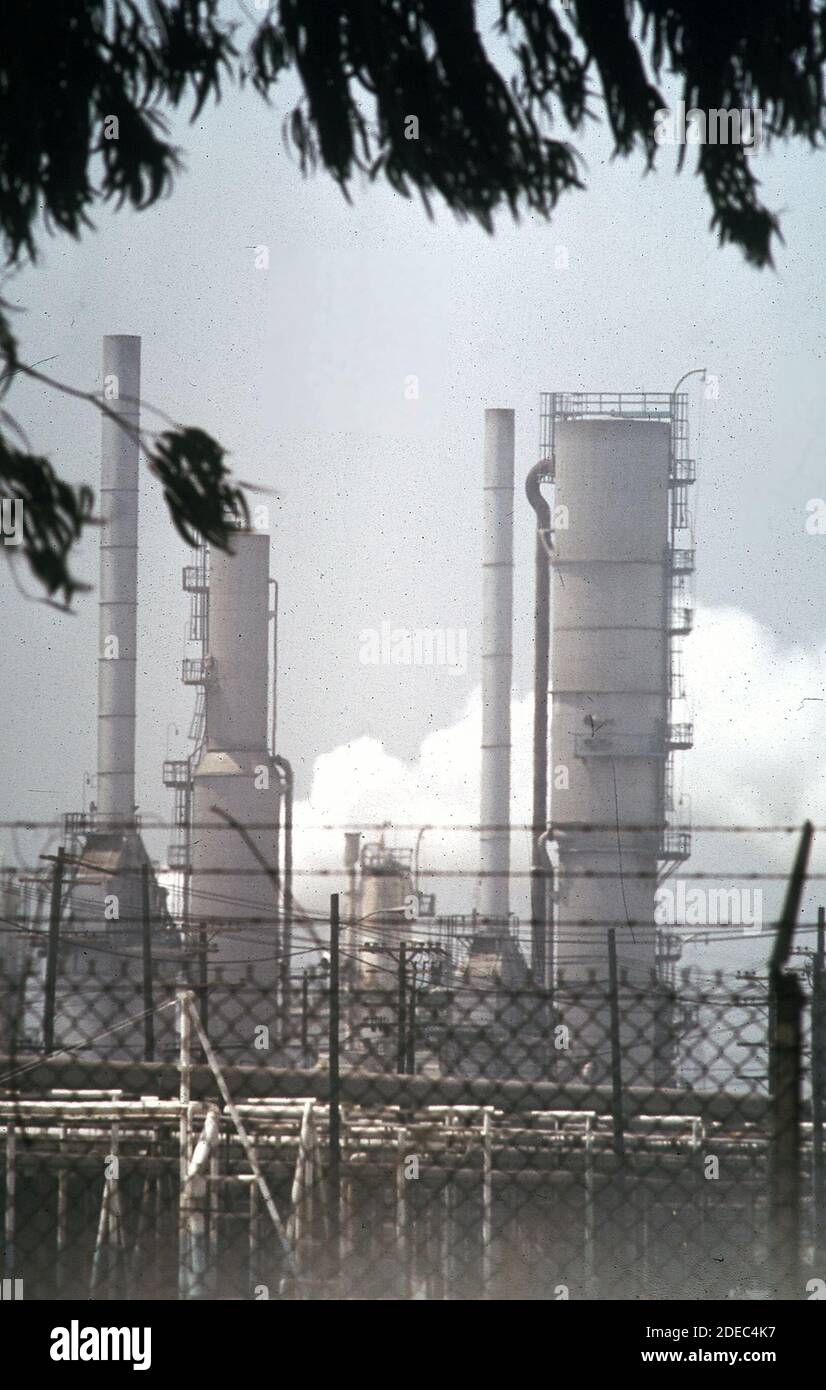 1970s Photos (1972) - Mobil oil refinery seen through smog Stock Photo ...