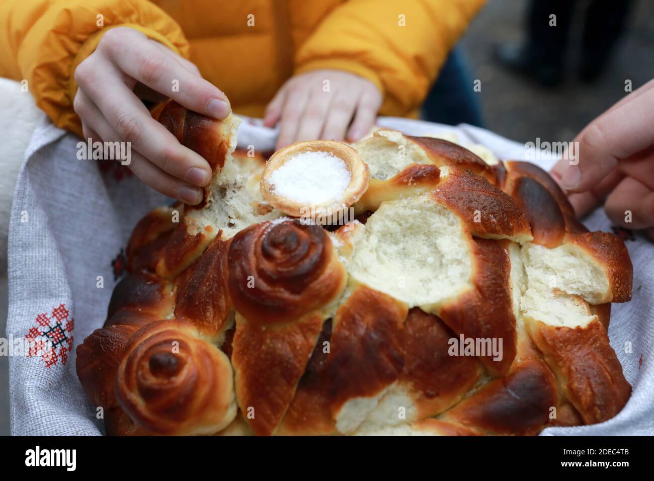 People take russian bread with salt as a greeting Stock Photo - Alamy
