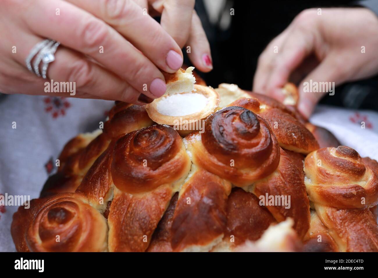 Russian bread with salt on rushnyk as a greeting Stock Photo - Alamy