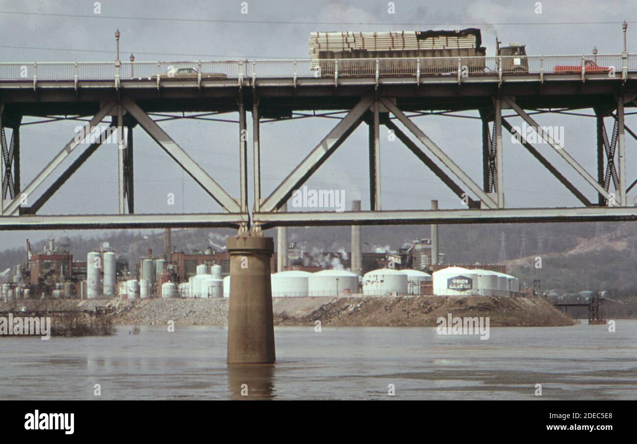 1970s Photo (1973) - Union Carbide Plant behind Kanawha River bridge ...