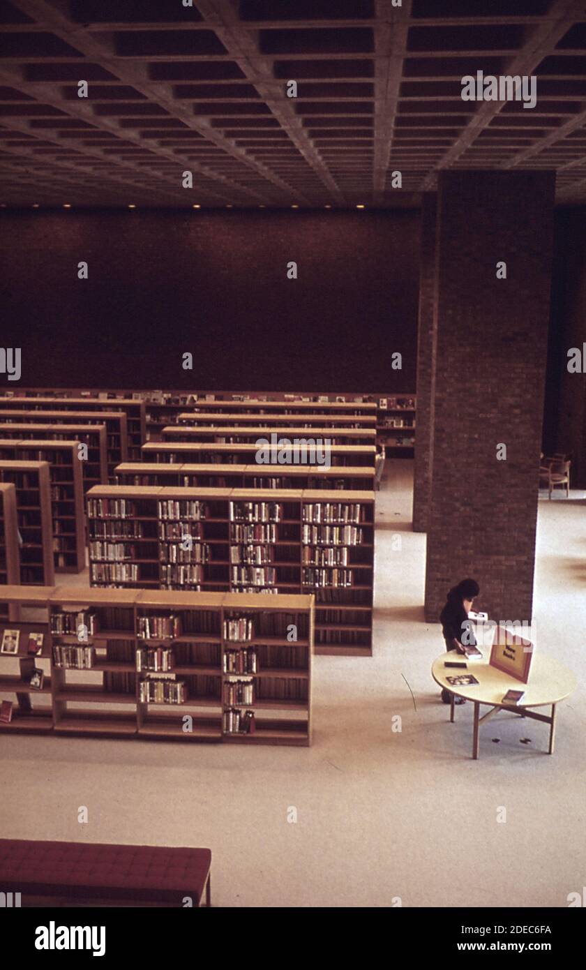 1970s Photos (1973) - Open stack area; Rogers Memorial Library ...