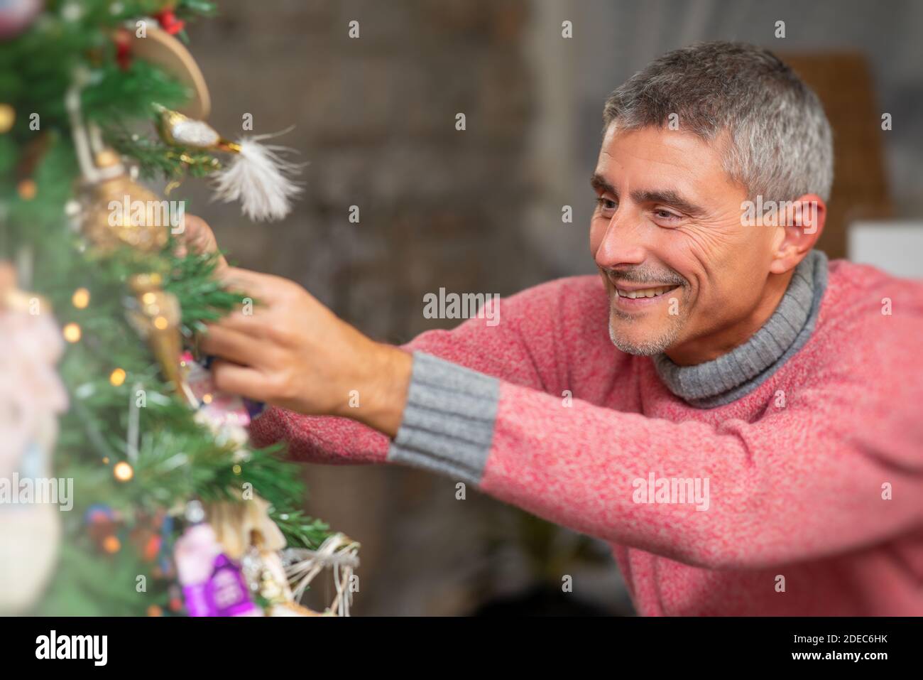 Adults decorating tree hi-res stock photography and images - Alamy