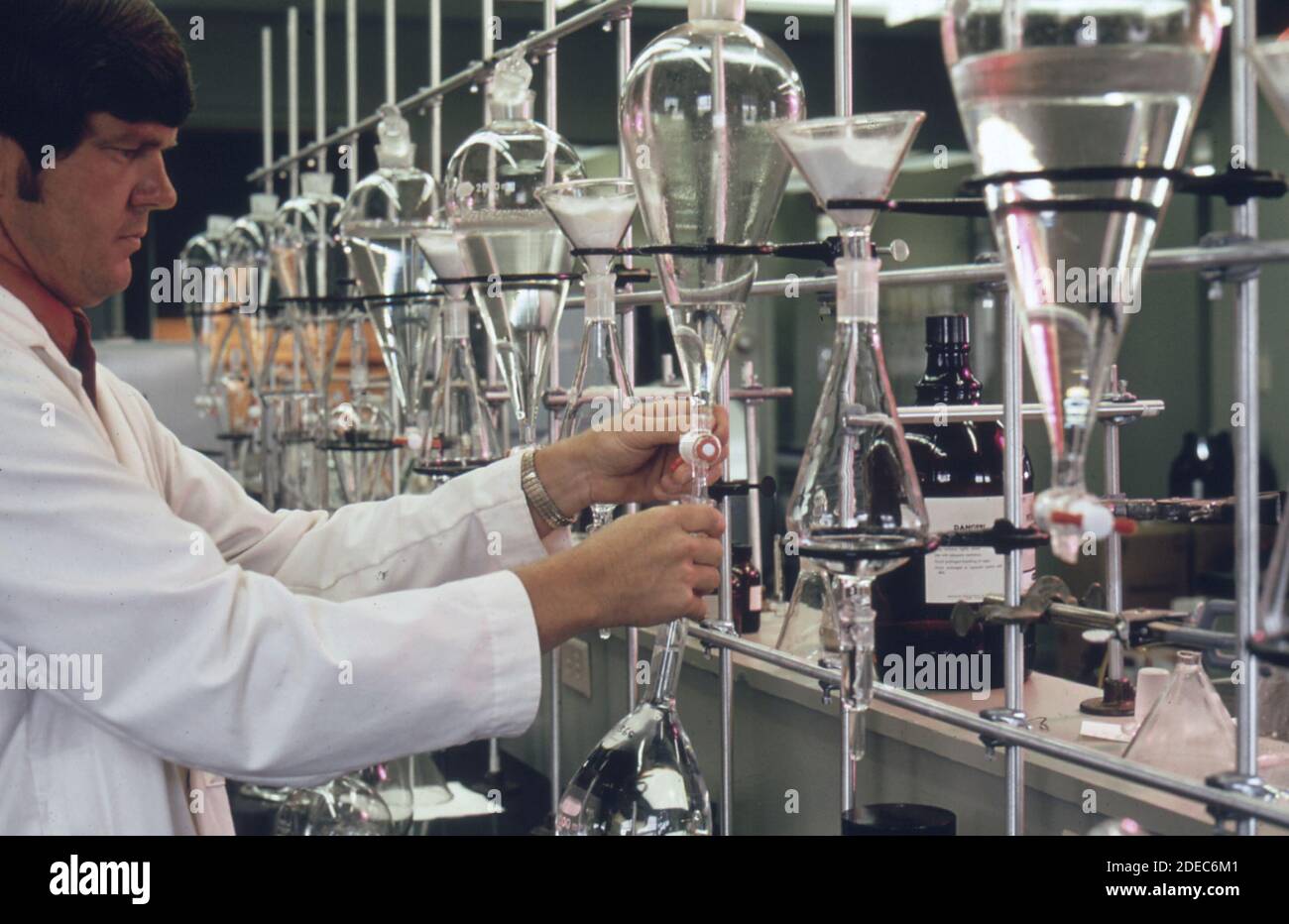 Lab chemist 1970 hi-res stock photography and images - Alamy
