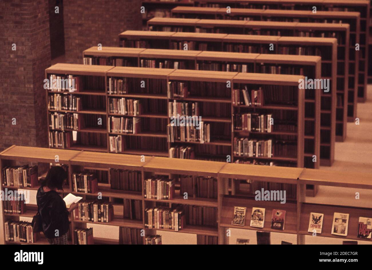 1970s library stacks hi-res stock photography and images - Alamy