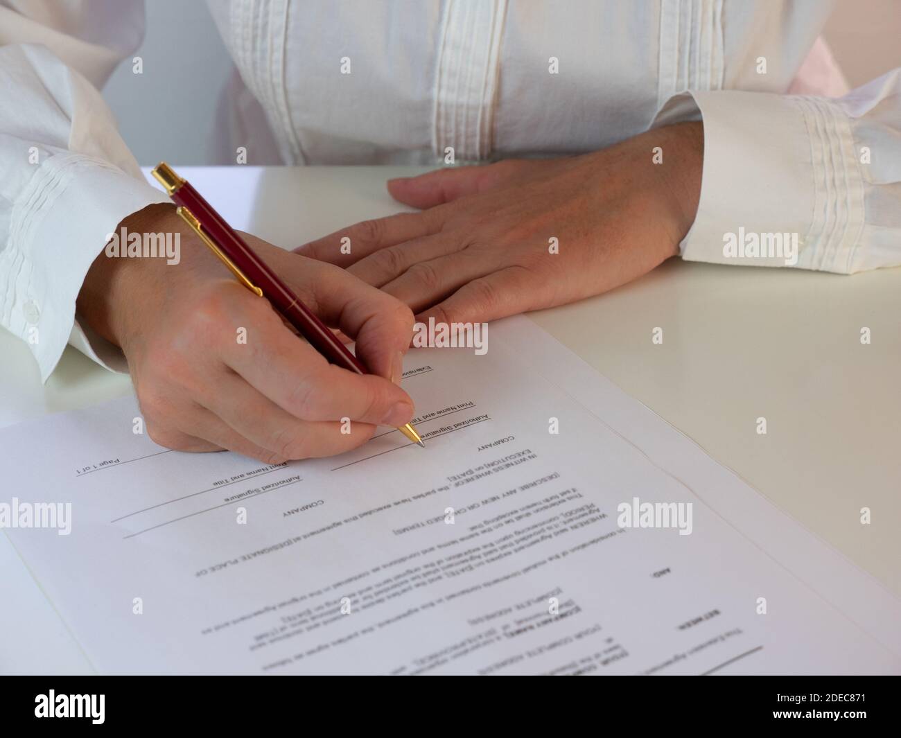 Business woman filling partnership hi-res stock photography and images ...