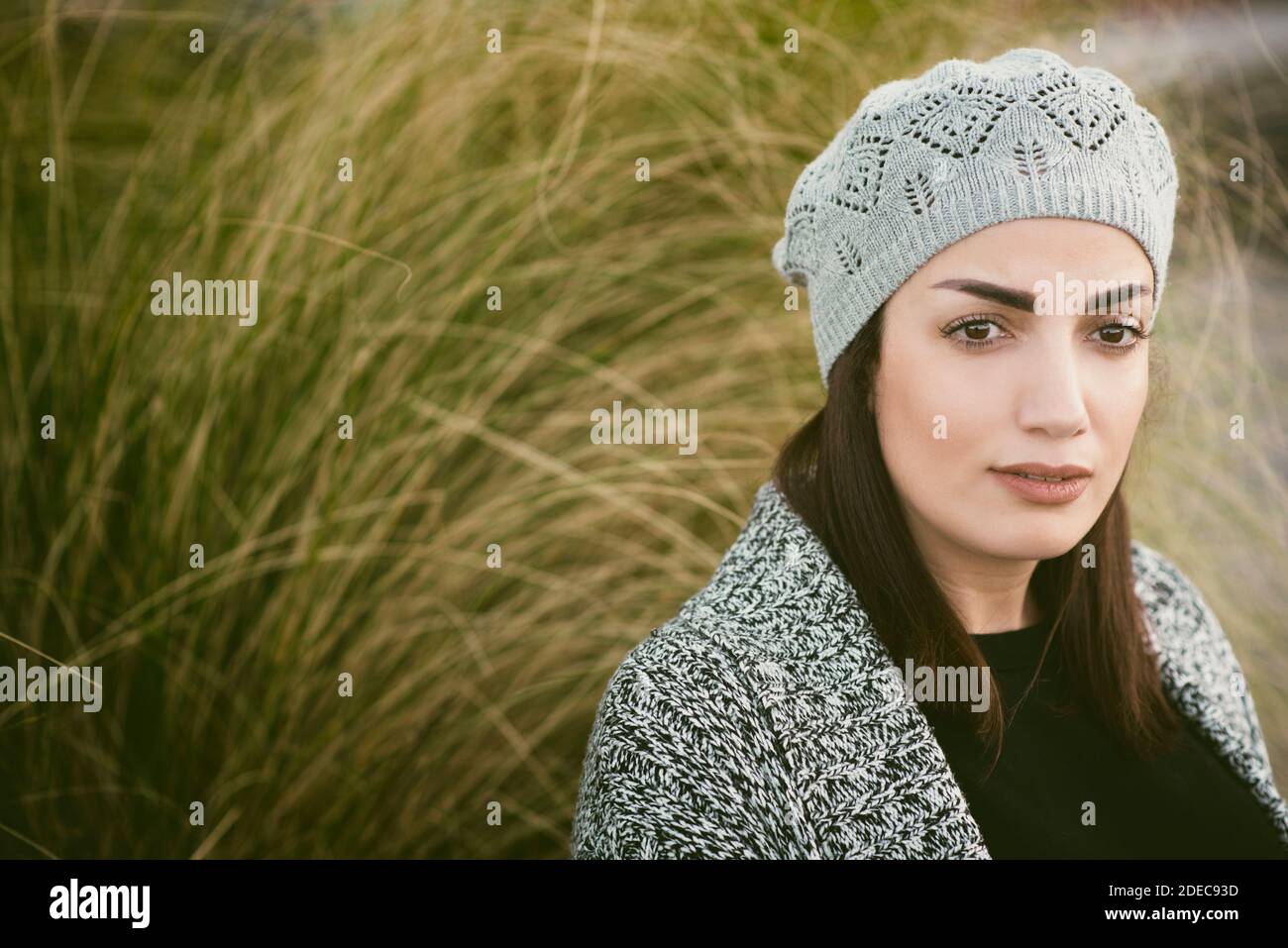 Woman and 30 40 years old and pensive hi-res stock photography and ...