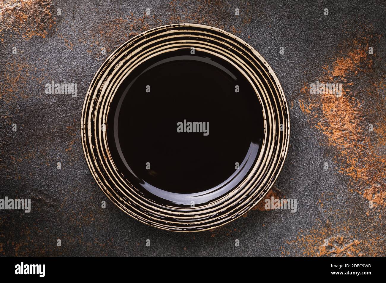 Empty dark brown plate on the table, top view. Food background Stock ...