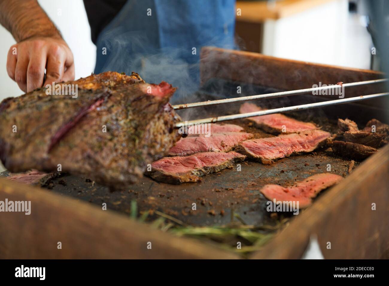 Preparing and serving Roast Beef at a buffet table Stock Photo - Alamy