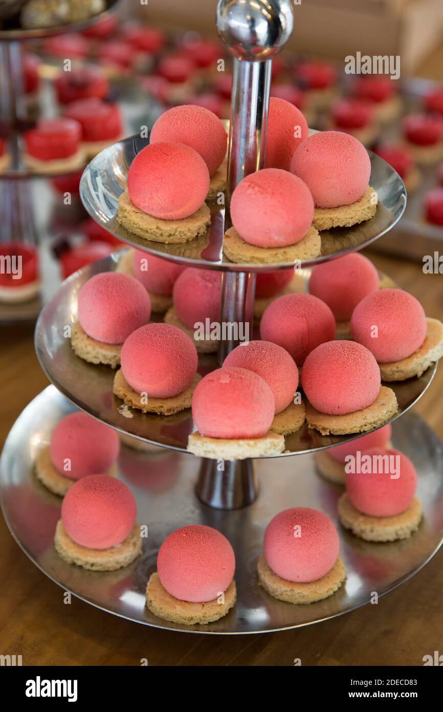 Strawberry flavoured sweets hi-res stock photography and images - Alamy