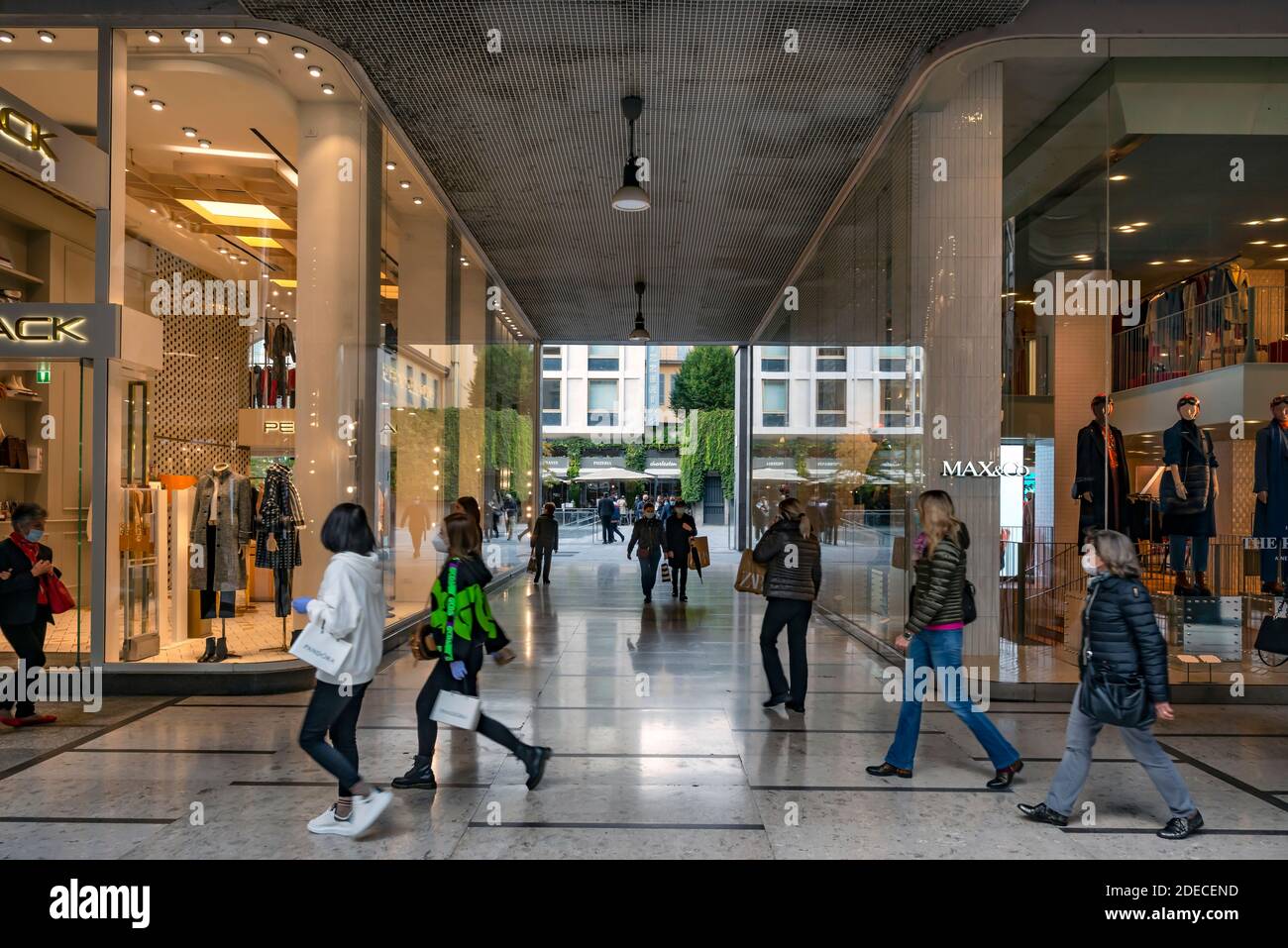 Milan, Italy shopping centre Stock Photo - Alamy