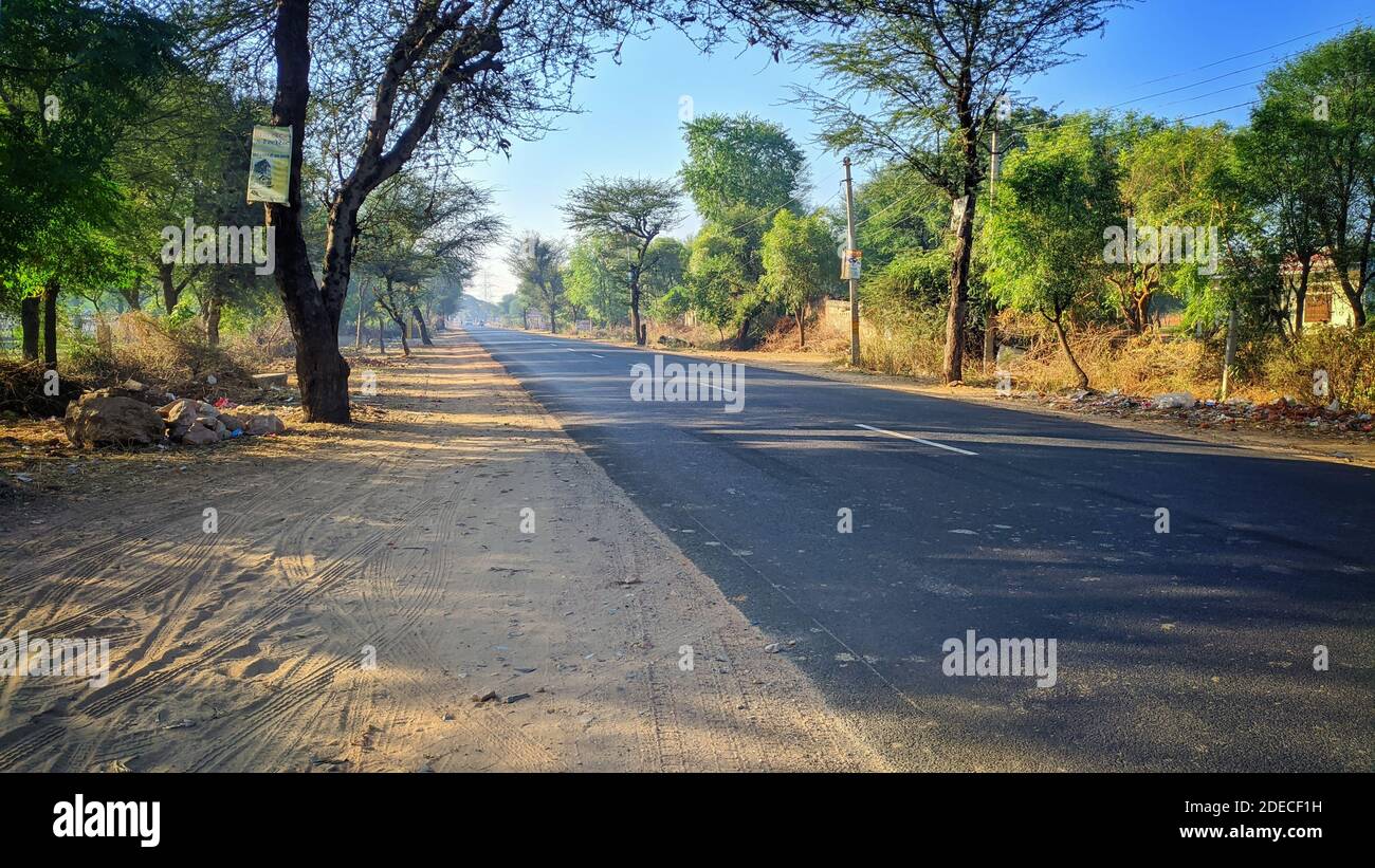 Empty roads hi-res stock photography and images - Alamy