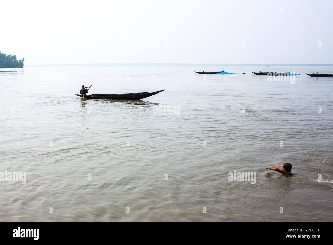 Bangladeshi fishermen fishing hi-res stock photography and images - Alamy