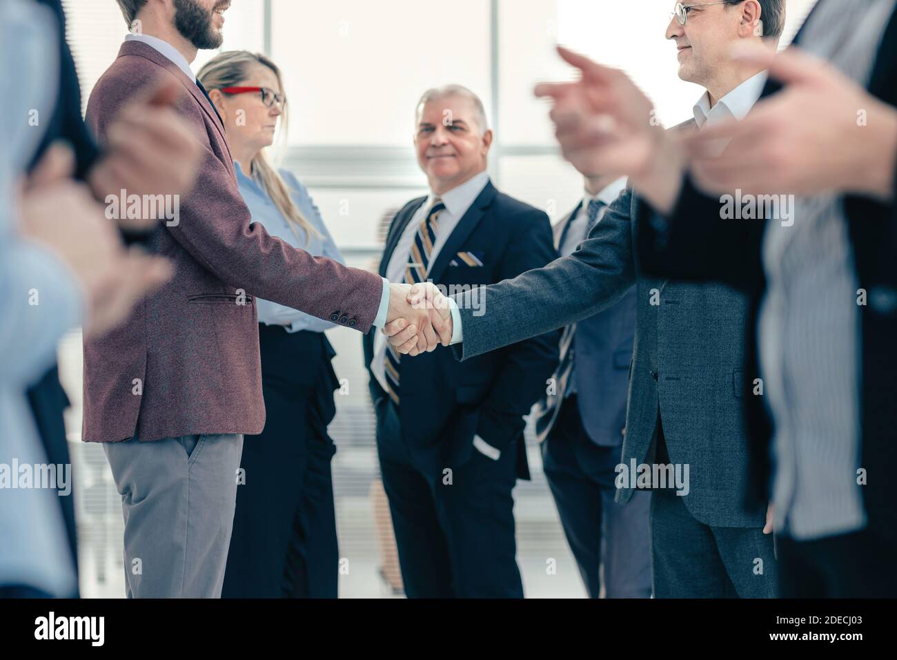 Business leaders handshake hi-res stock photography and images - Alamy