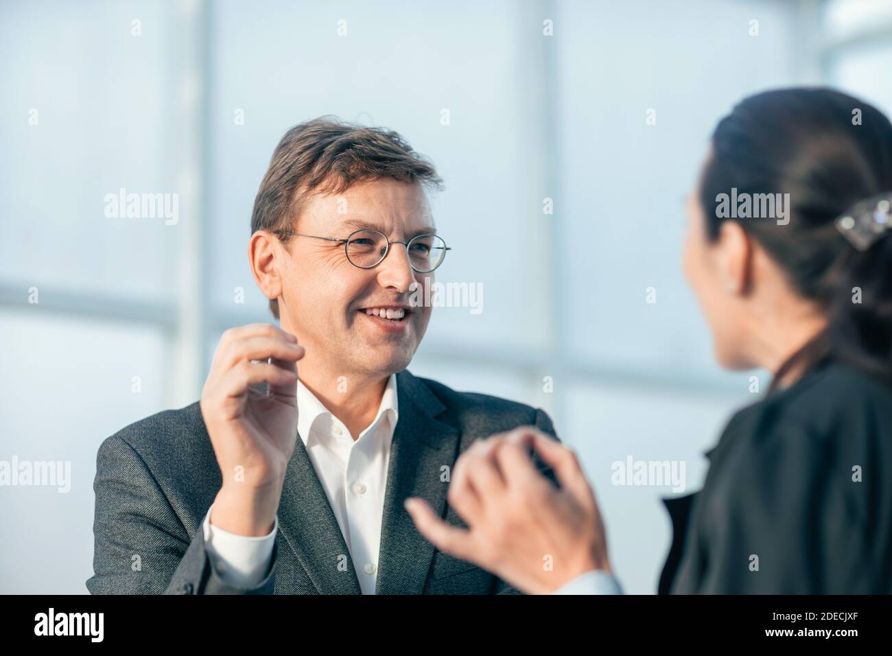 Discuss table hi-res stock photography and images - Alamy