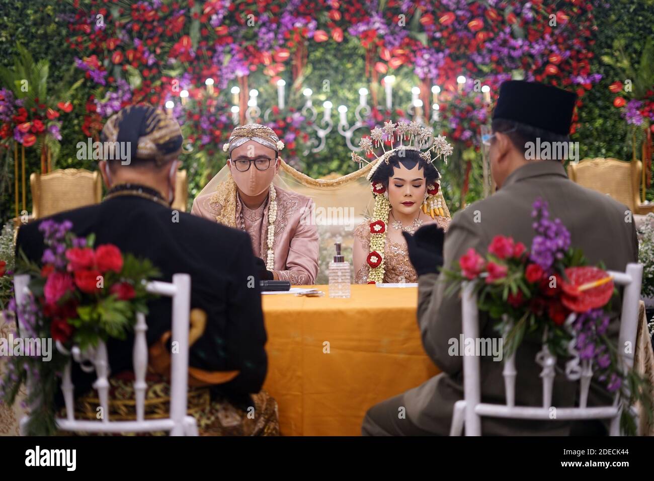 This picture illustrates how the traditional Javanese wedding is held ...