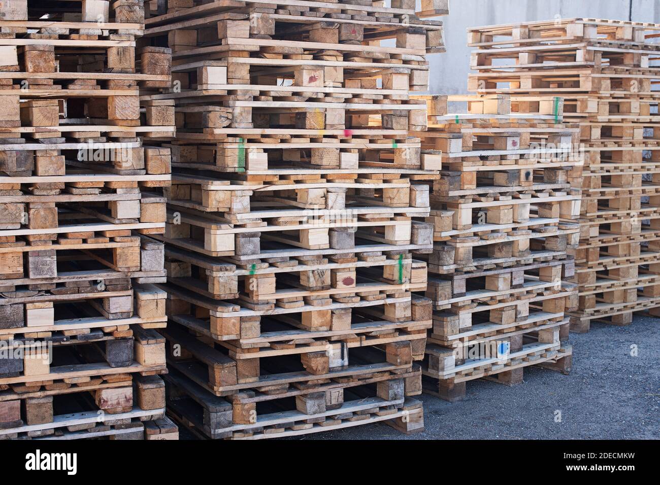 Pallet - wooden shipping container, grounds for collection, storage ...