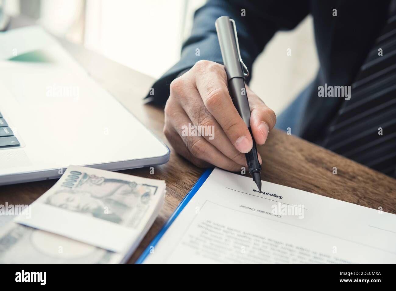 Japanese yen banknote hi-res stock photography and images - Alamy