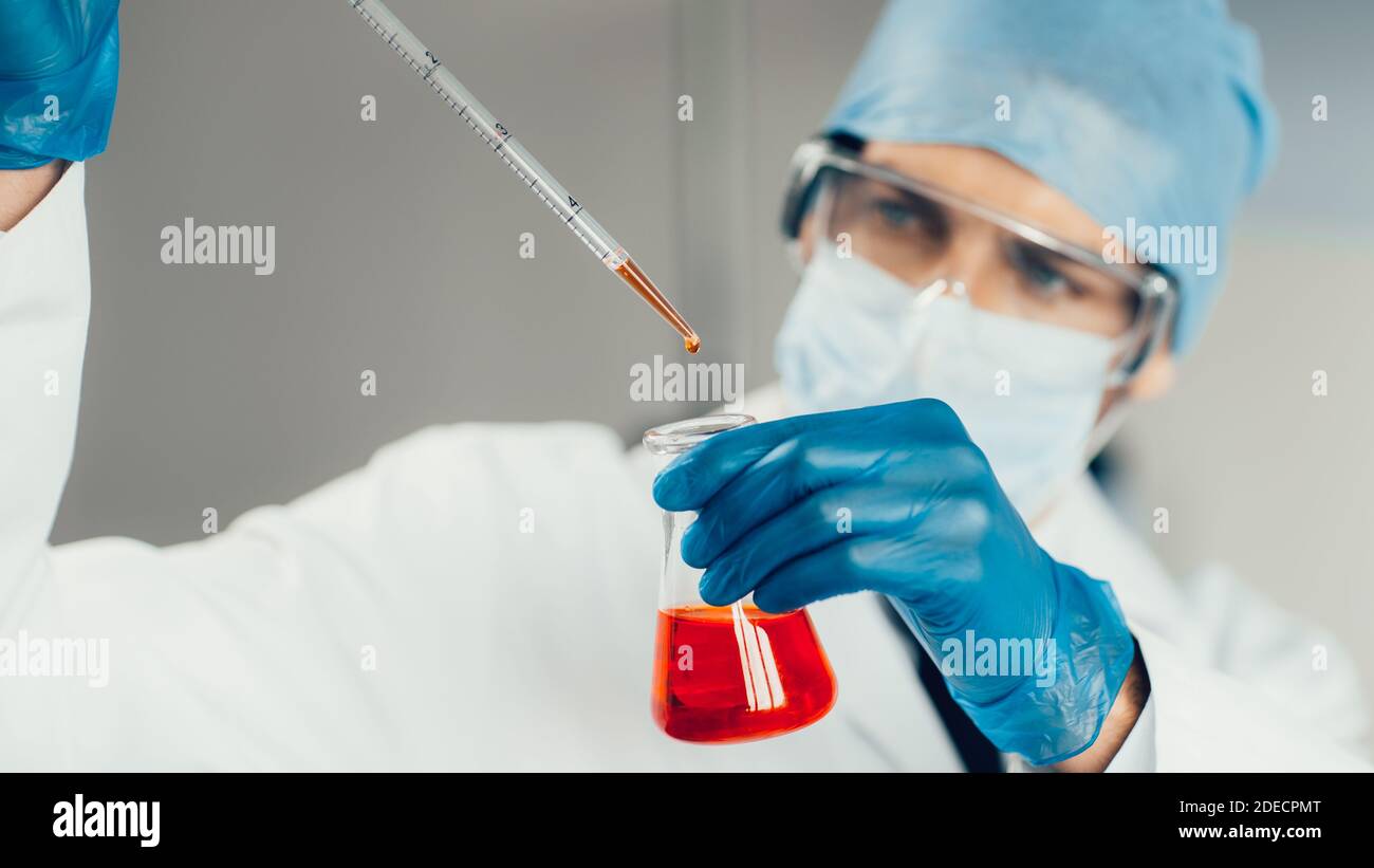 close up. scientist conducts research in the laboratory Stock Photo - Alamy