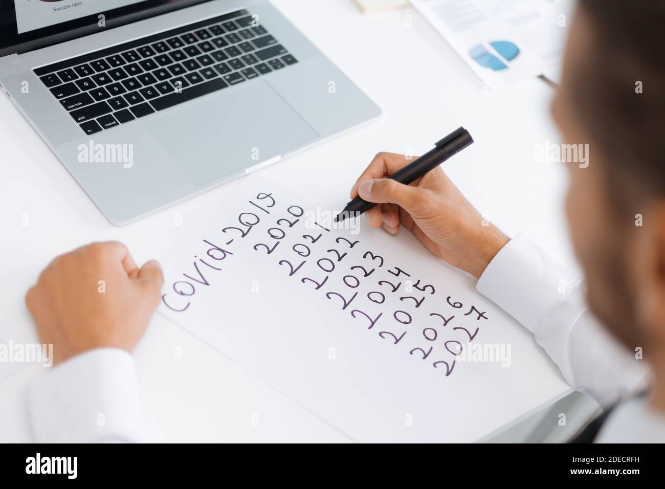 business man making notes on a piece of paper Stock Photo - Alamy