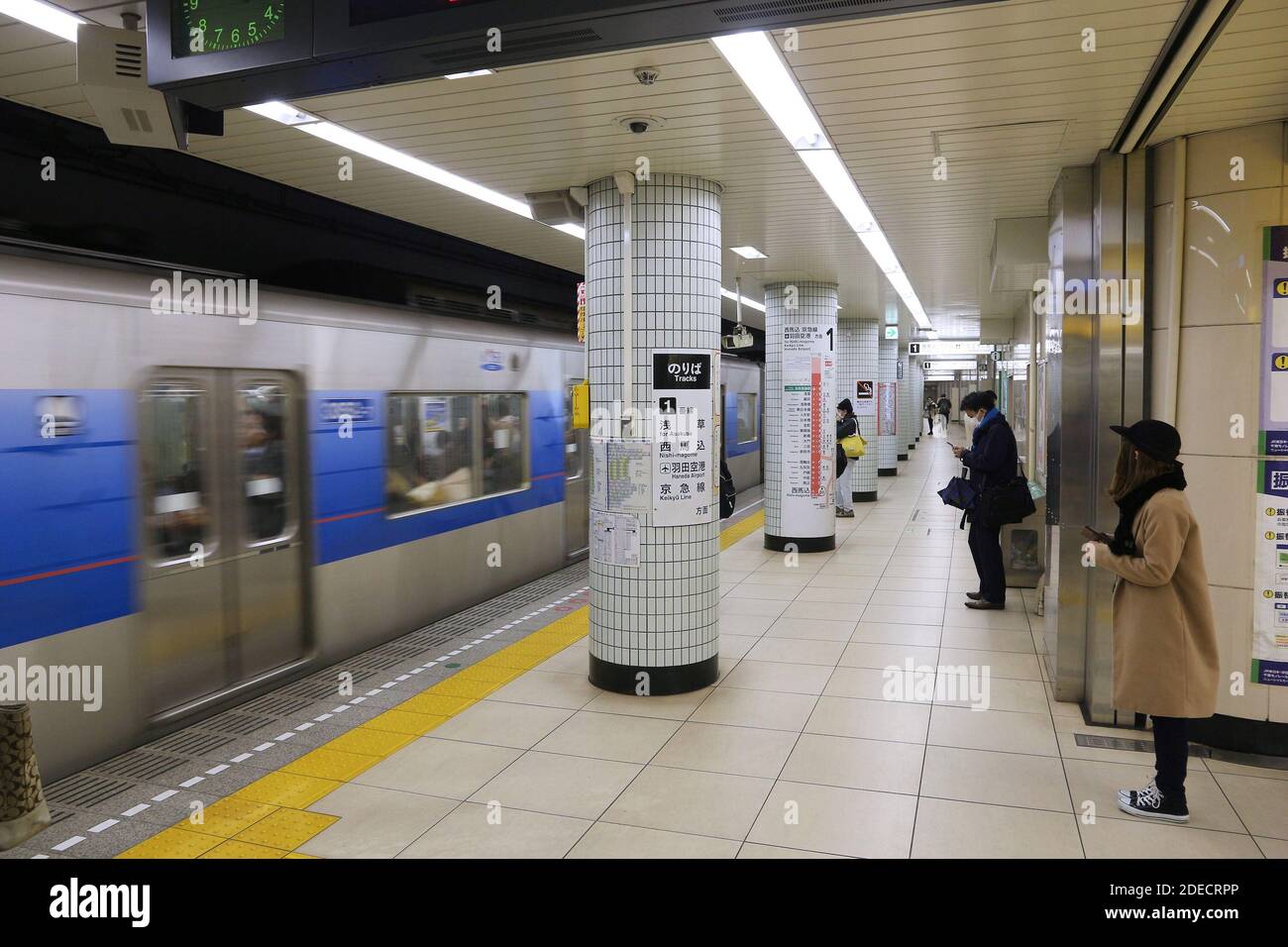 TOKYO, JAPAN - DECEMBER 1, 2016: People wait for train of Tokyo Metro ...