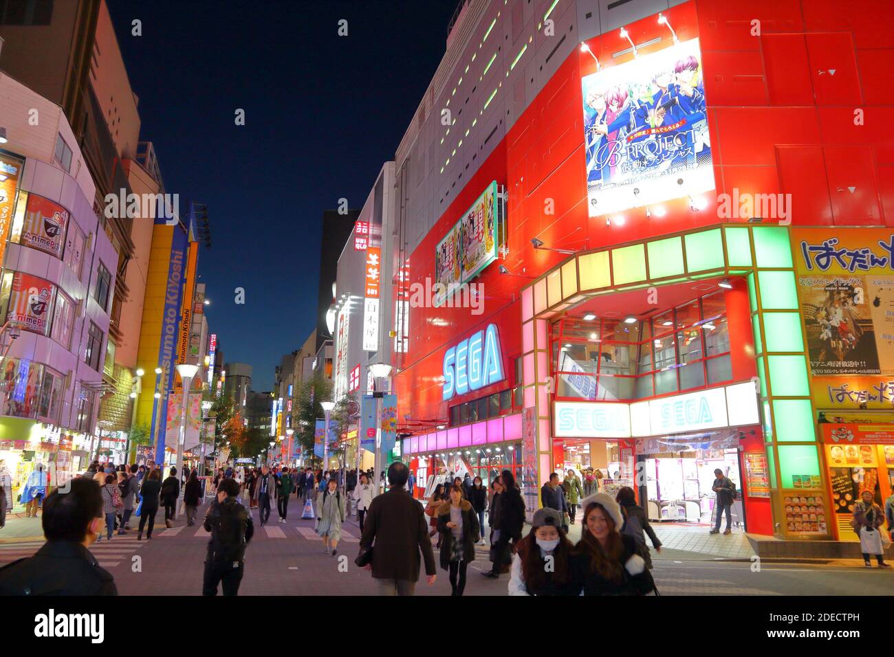 TOKYO, JAPAN - NOVEMBER 29, 2016: People shop atTokyo city Ikebukuro ...