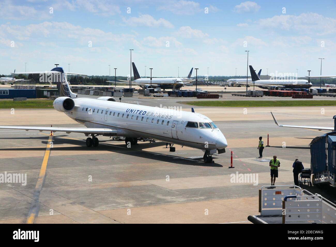 Embraer 175 united hi-res stock photography and images - Alamy
