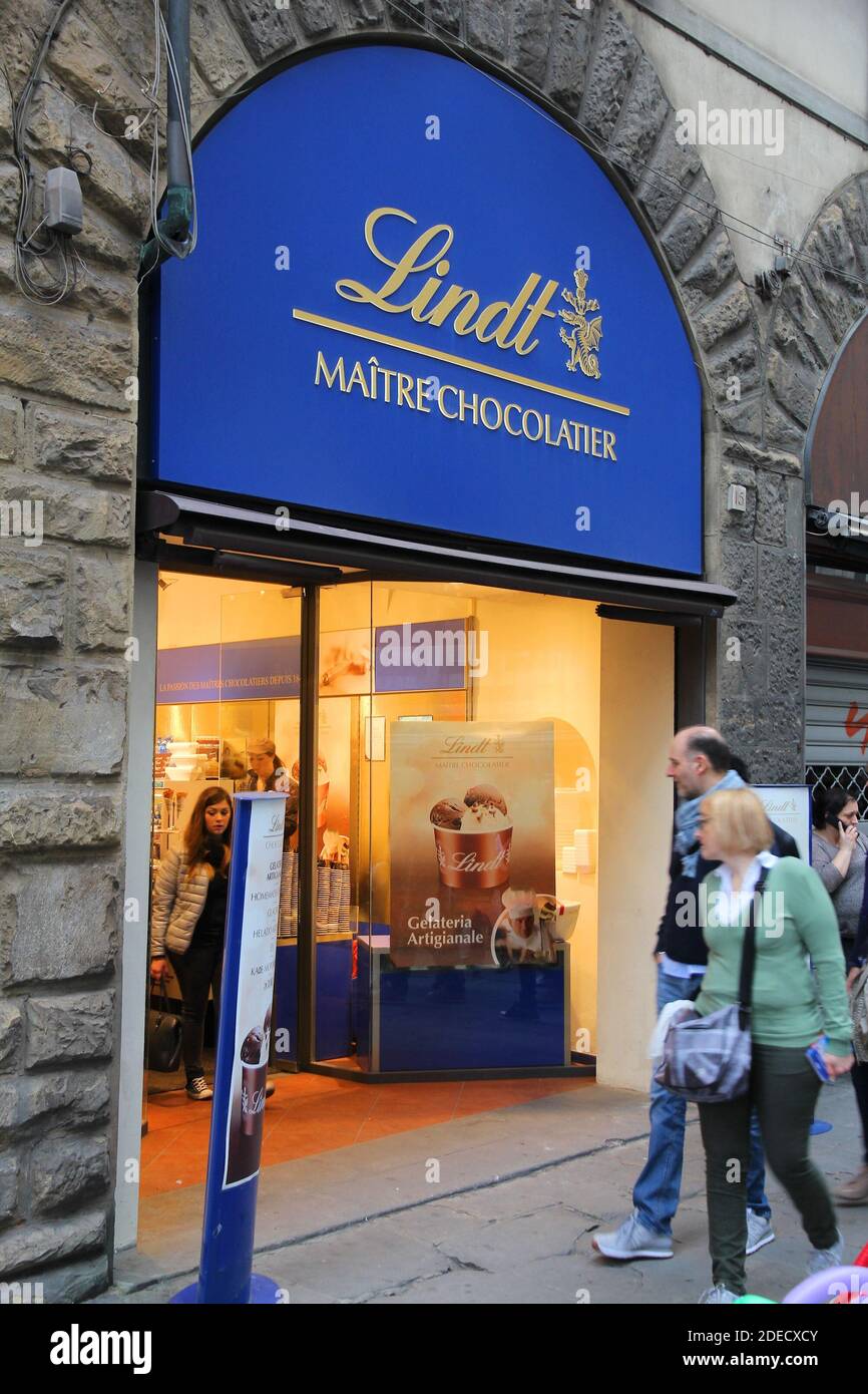 Lindt chocolate store hi-res stock photography and images - Alamy