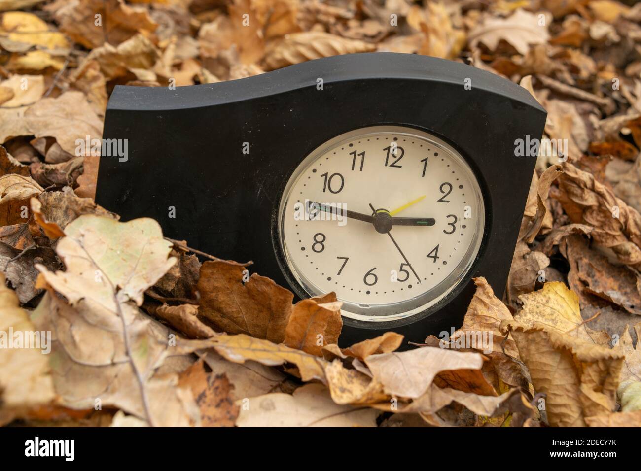 Vintage table clock hi-res stock photography and images - Alamy