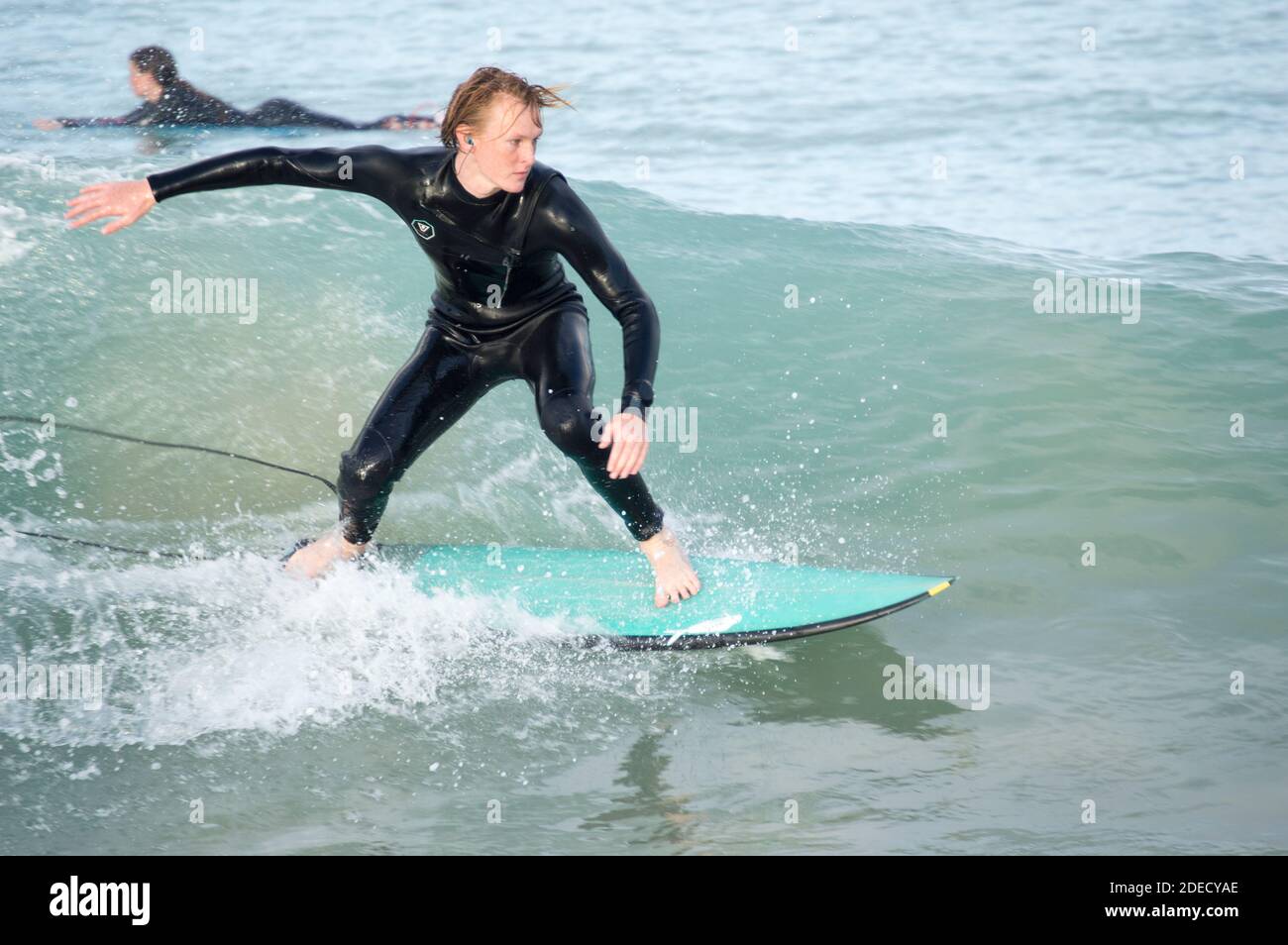 Smooth riding and looking for the tube.Surfing at the Pipe in beautiful ...