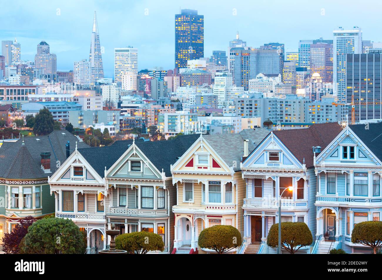 Traditional Victorian Houses at Alamo Square and downtown skyline, San ...