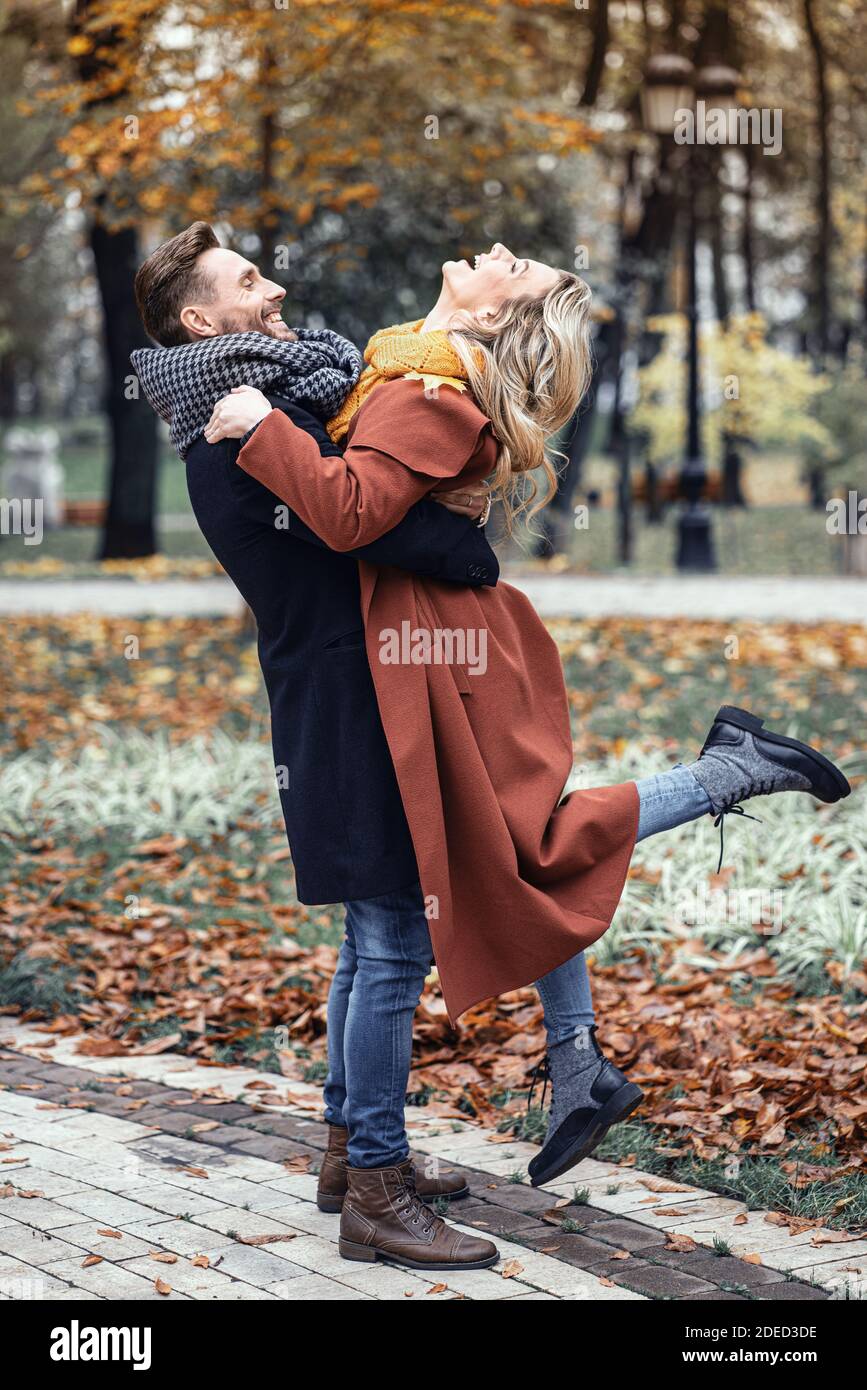 Man lifting girl hi-res stock photography and images - Alamy