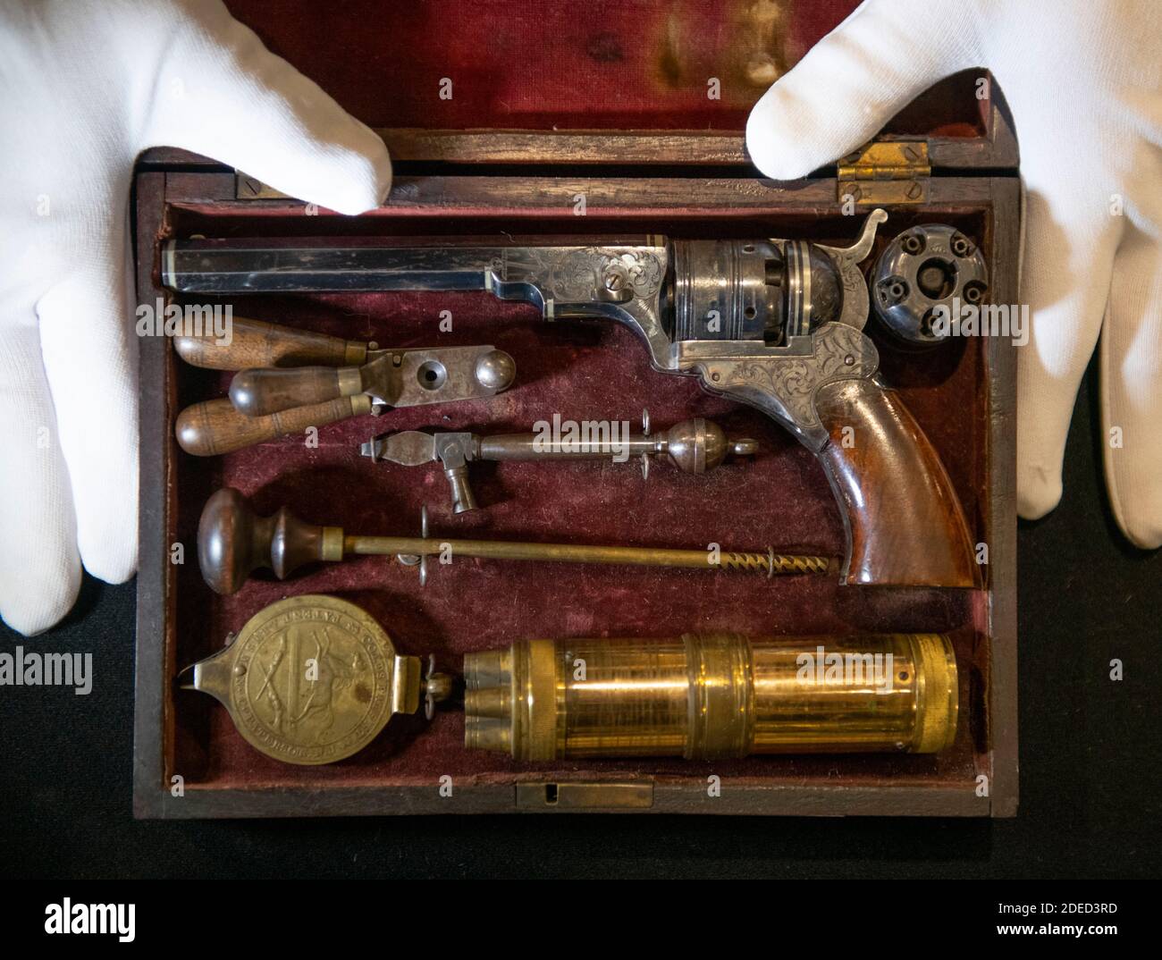 Antique revolver hi-res stock photography and images - Alamy