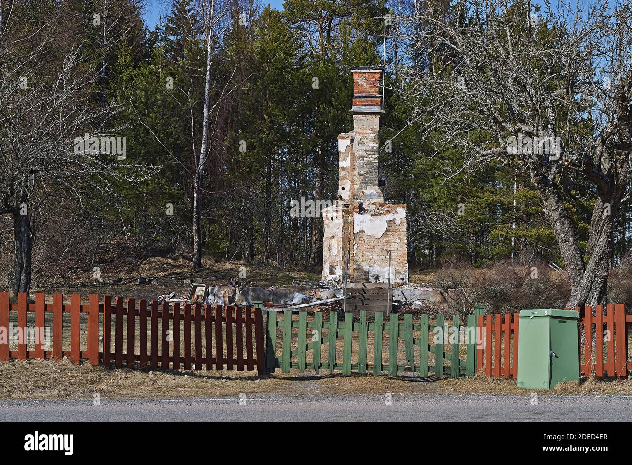 Burnt down house after wild fire photo: Bo Arrhed Stock Photo - Alamy
