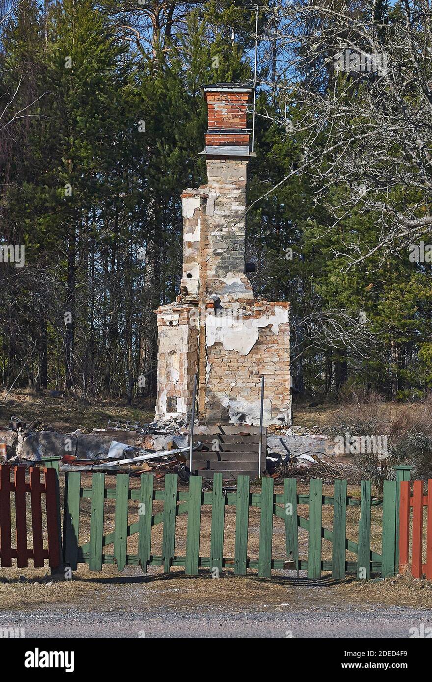 Burnt down house after wild fire photo: Bo Arrhed Stock Photo - Alamy
